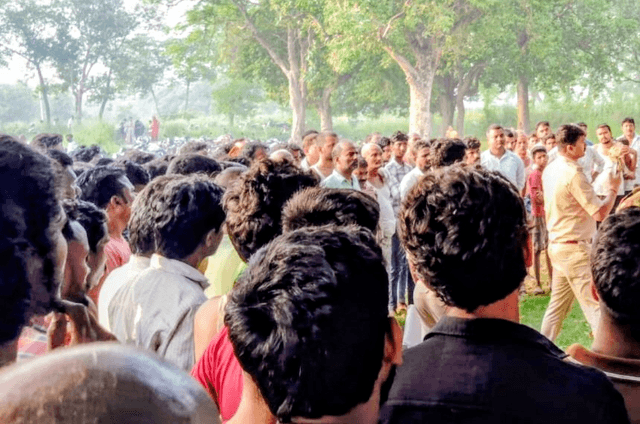 Siwan News: सीवान में सनसनी: बगीचे में पेड़ से लटका मिला अधेड़ का शव ...
