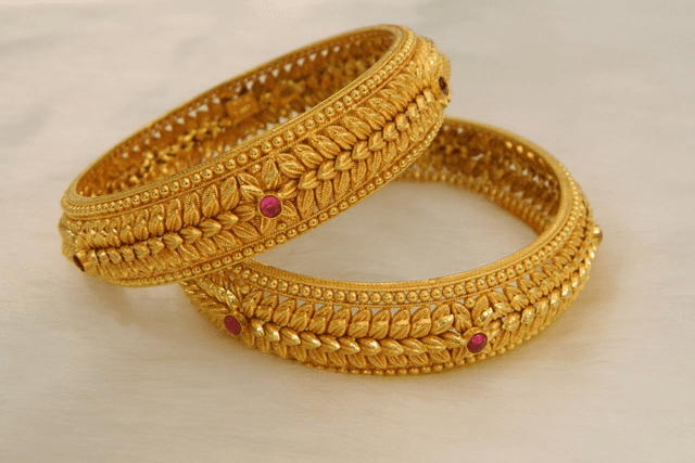 Latest Gold Bangle Designs: शादी में बेटी को दें गोल्ड के ये लेटेस्ट ...
