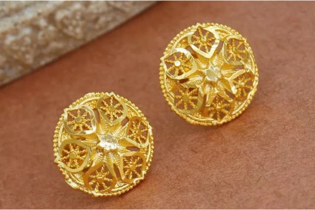 Latest Gold Tops Trends: आज कल ट्रेंड में हैं ये गोल्ड टॉप्स डिजाइन, आप ...