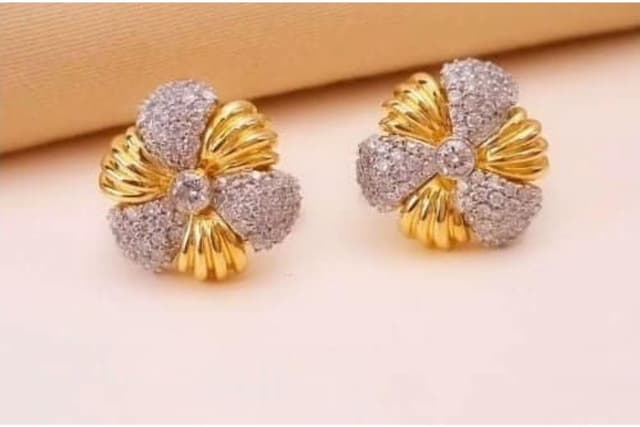 Latest Gold Tops Trends: आज कल ट्रेंड में हैं ये गोल्ड टॉप्स डिजाइन, आप ...