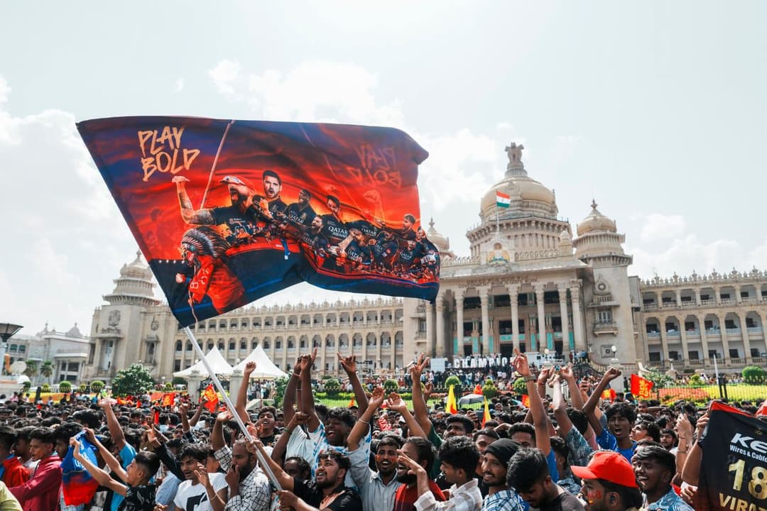 RCB Victory Parade: RCB की विक्ट्री परेड, एम चिन्नास्वामी स्टेडियम के ...
