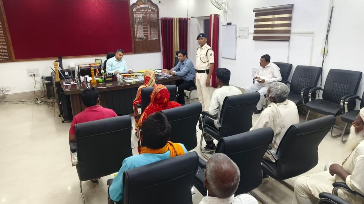 जनसुनवाई में डीएम की पहल: 14 आवेदनों पर कार्रवाई का निर्देश