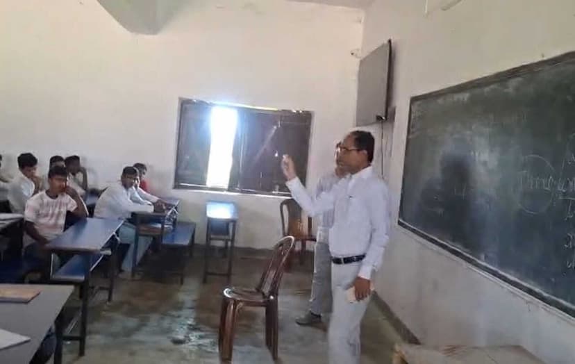 निरीक्षण के दौरान शिक्षक बने डीपीओ, बच्चों को पढ़ाया अंग्रेजी पाठ