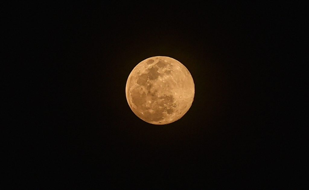 Super Moon 2020: धरती के सबसे करीब नजर आये चंदा मामा, घटेगा कोरोना का ...