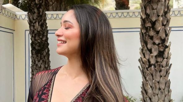 Sara Tendulkar looks beautiful with open hair see pictures