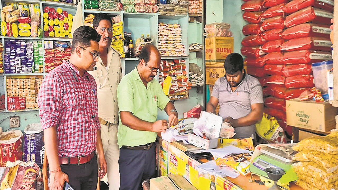 Fake turmeric and salt of branded company being sold openly
