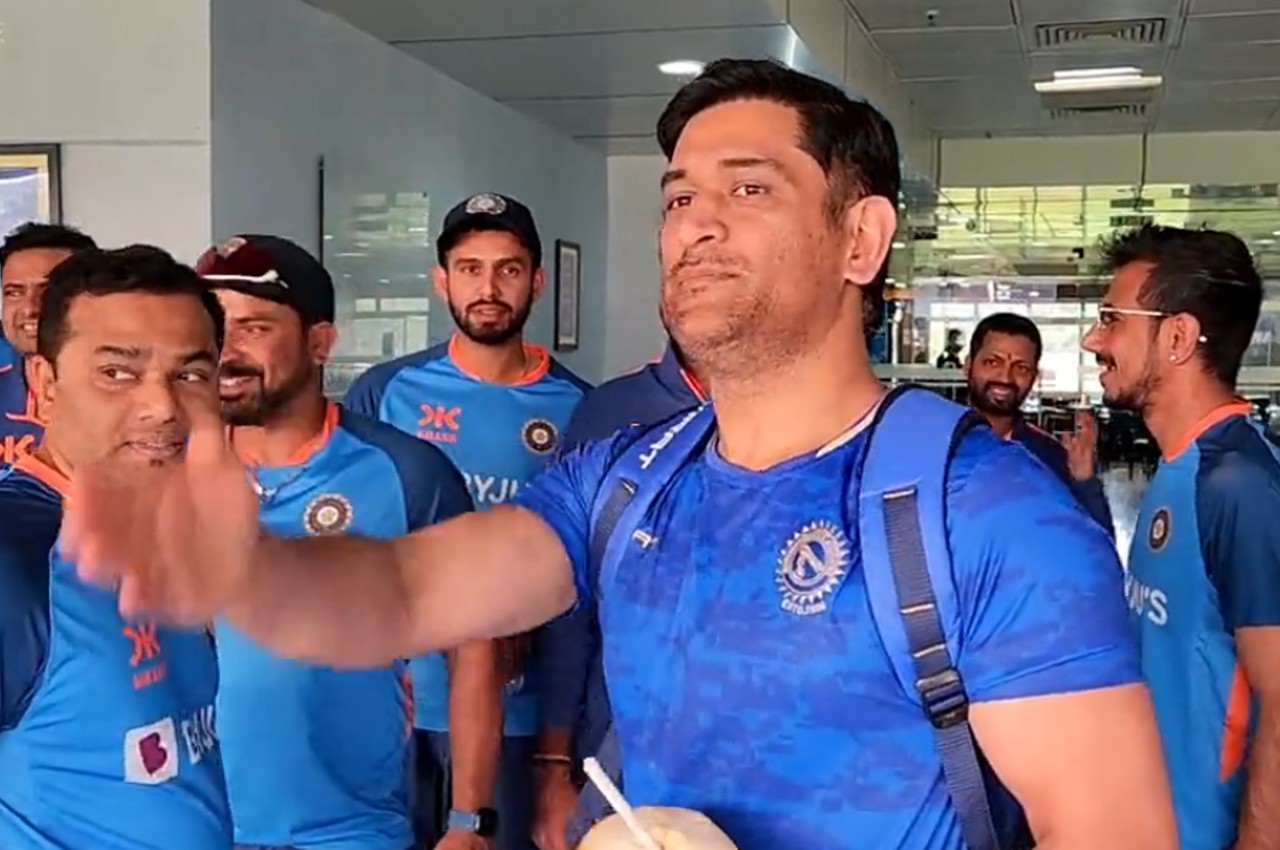 MS Dhoni arrives in Indian dressing room meets Hardik Pandya