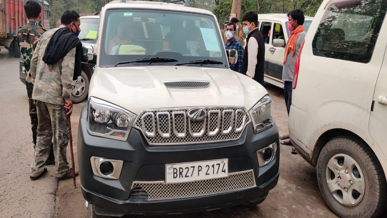 कोडरमा के बागीटांड़ चेकनाका से वर्दी वालों का पैसे लेकर बसों को बिहार ...