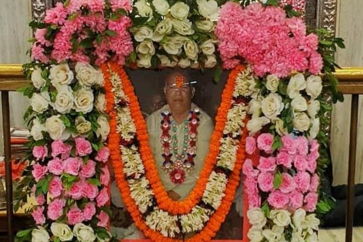 Guru Purnima Sadguru Kashiram Ji Sharma statue decoration