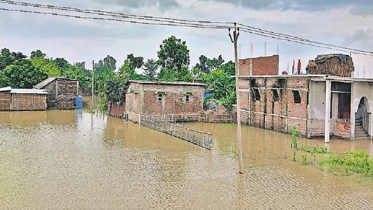 Bihar Flood Photos: नाव पर ताश खेलते बुजुर्ग, पानी का सीना चीरकर स्कूल ...