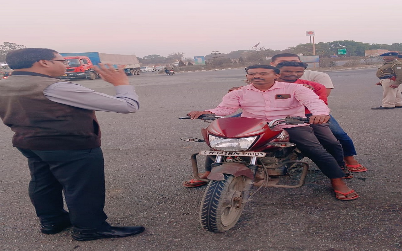jharkhand Triple riding done without helmet challan issued