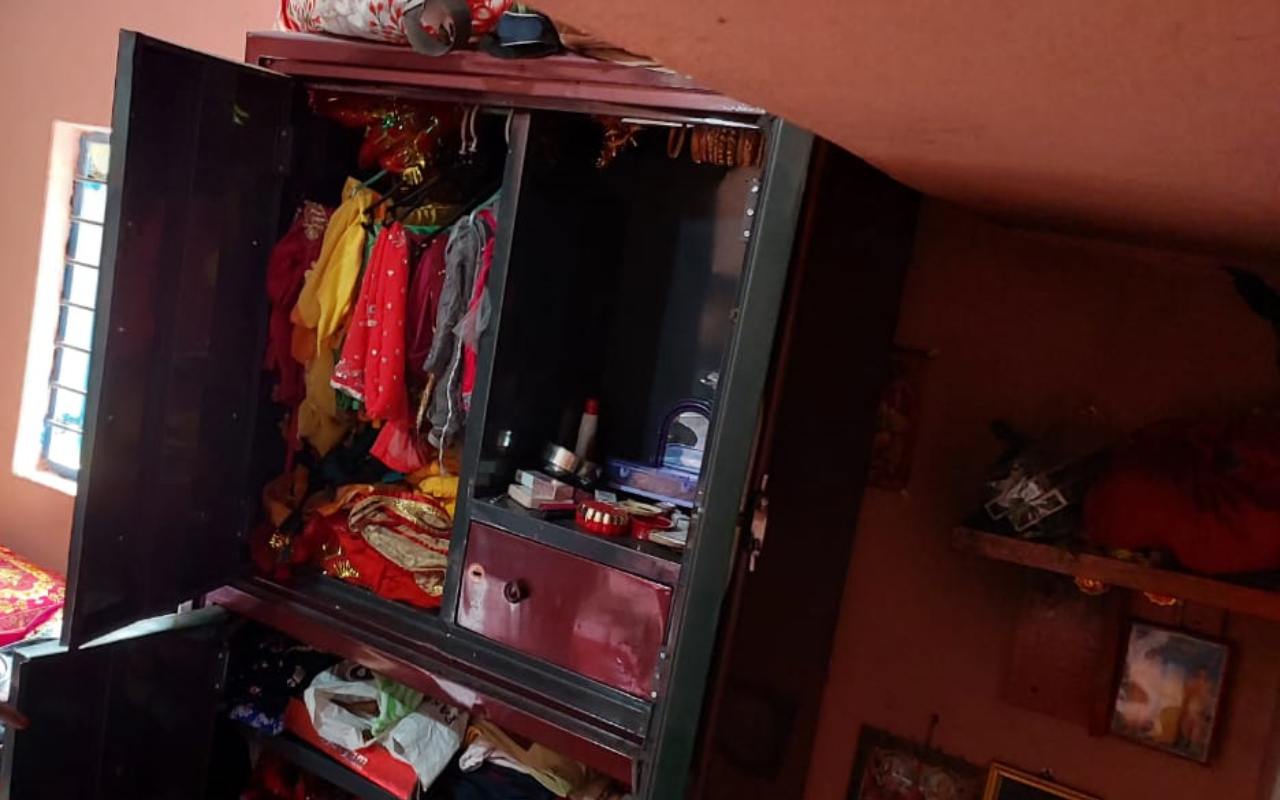 Robbery in house taking the whole family hostage and looting