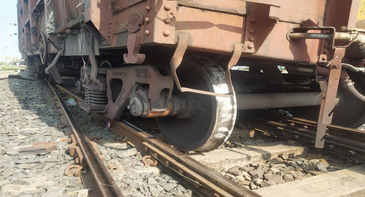 bogies of goods train derailed at mohammadpur station