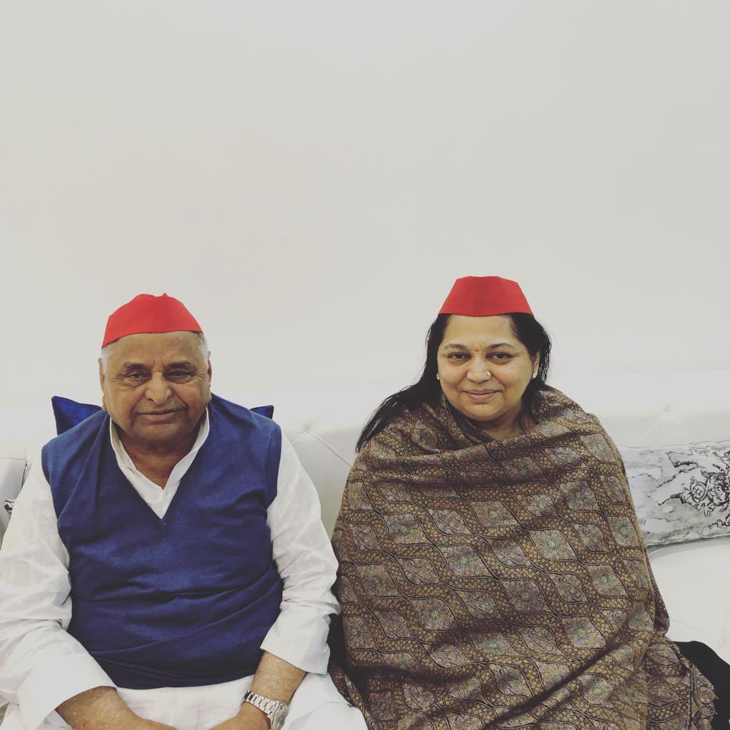 Sadhna gupta: मुलायम सिंह यादव के परिवार ने नम आंखों से दी साधना गुप्ता ...