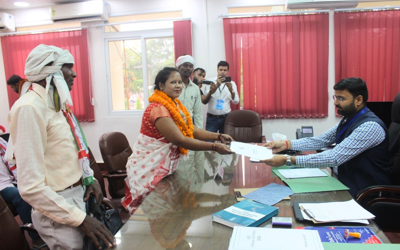 पत्थलगड़ी वाली बेलोसा बबीता कच्छप ने खूंटी लोकसभा से दाखिल किया नामांकन