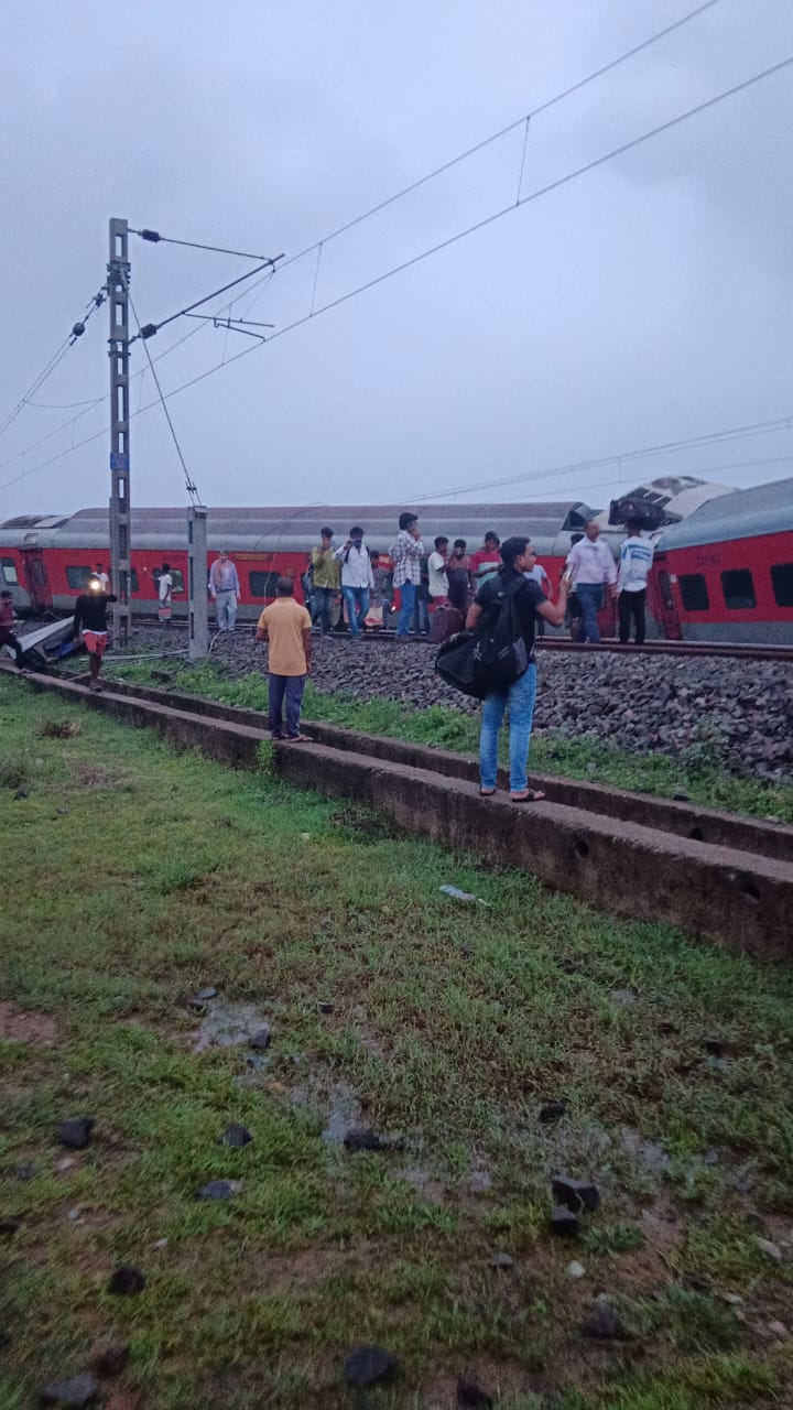 Jharkhand Train Accident : तड़के पौने चार बजे 22 डिब्बों वाली मुंबई-हावड़ा मेल के 18 डिब्बे ...