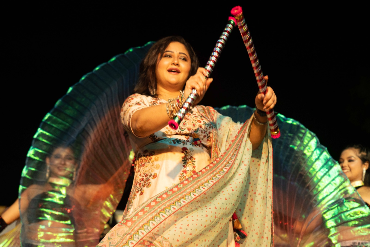 Durga Puja: टीवी स्टार रश्मि देसाई के डांडिया प्रोग्राम में जमकर झूमे ...