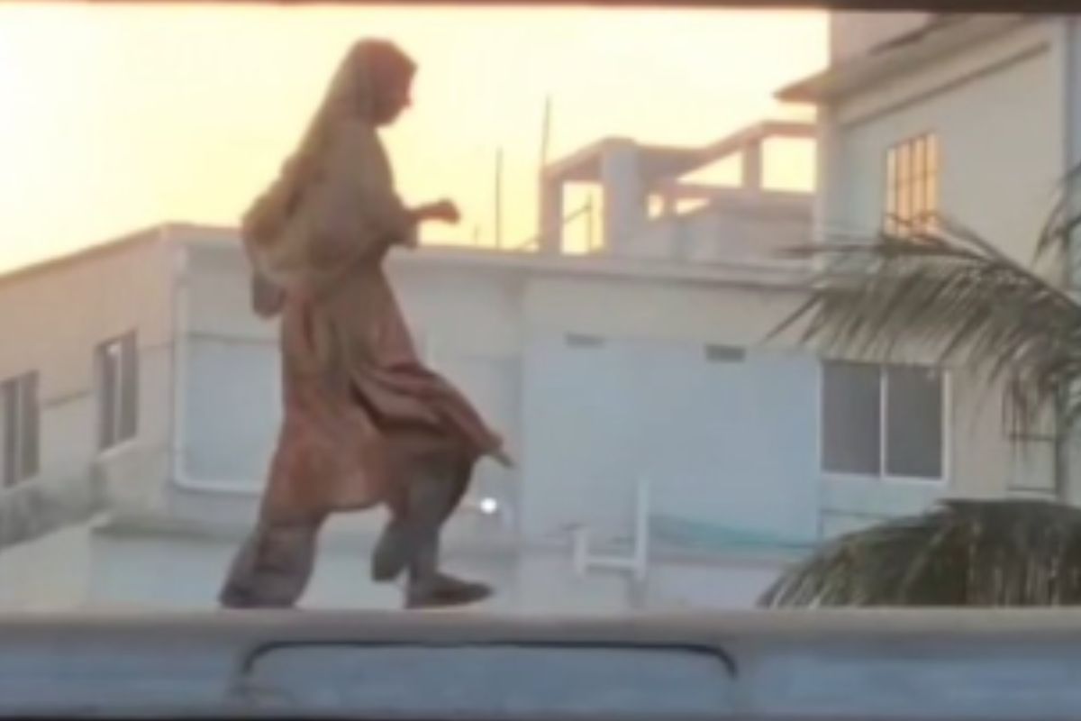 Viral Video: बांग्लादेश में चलती ट्रेन की छत पर डांस करती लड़की का ...