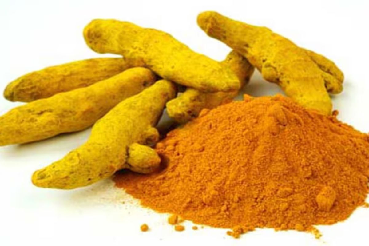 Haldi Ke Chamatkari Upay: चुटकी भर हल्दी से करें ये उपाय, रातों-रात बदल ...