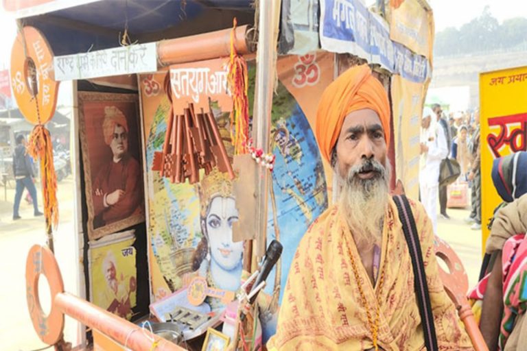 महाकुंभ में चाबी वाले बाबा, 32 साल से स्नान नहीं करने वाले महाराज ...