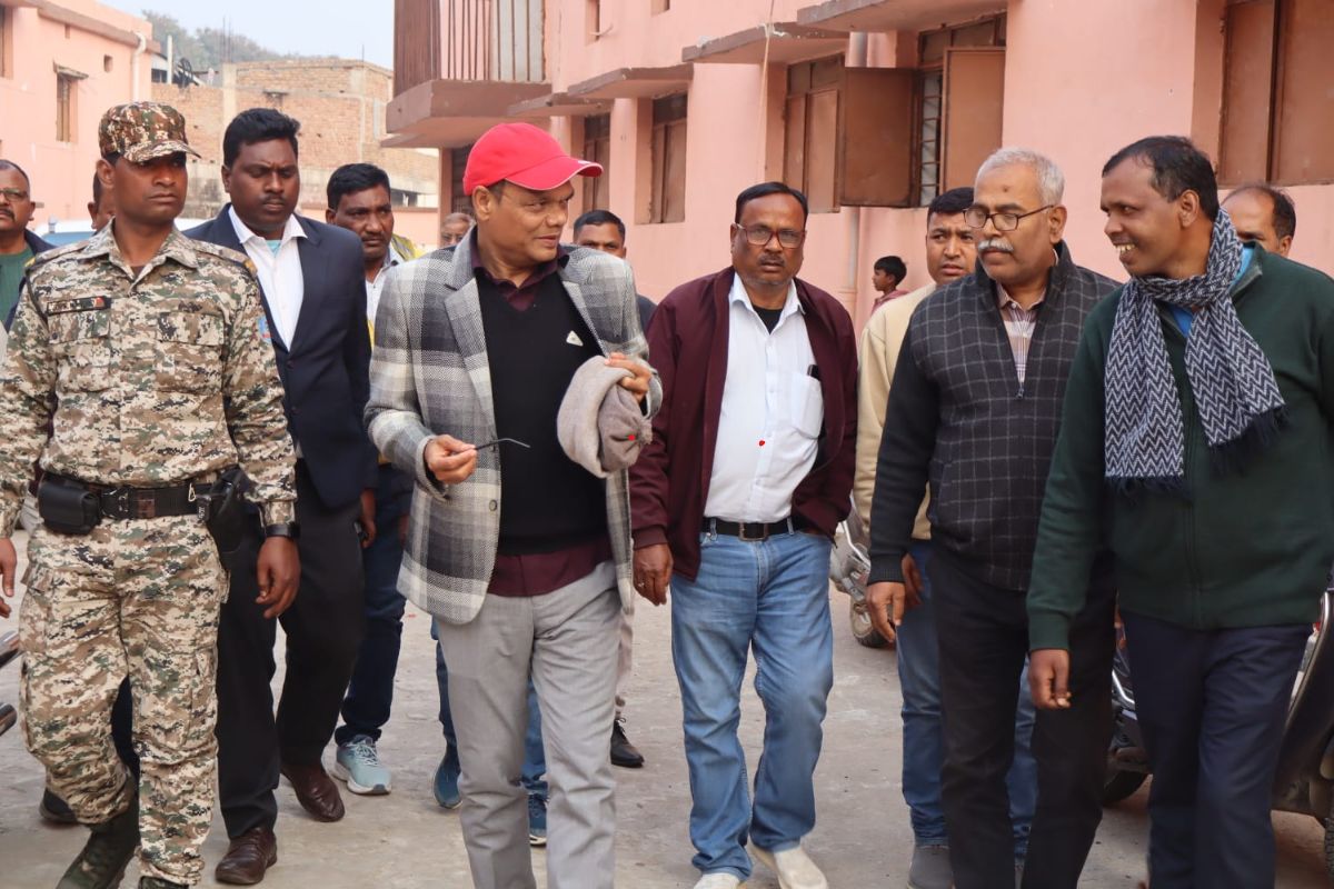 भोजन मेन्यू के अनुसार नहीं मिल रहा था बच्चों को खाना, आग बबूला हुए ...