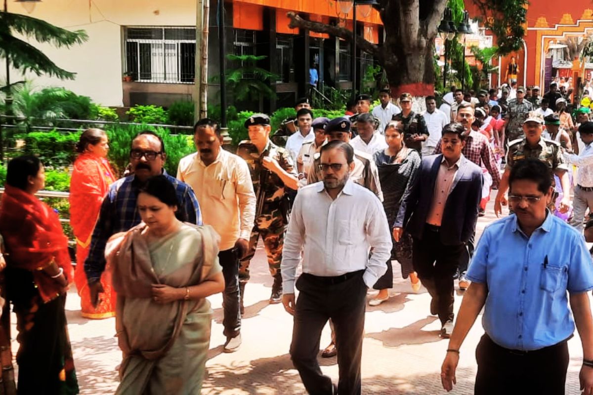 झारखंड की मुख्य सचिव अलका तिवारी ने पति के साथ मां भद्रकाली मंदिर में ...
